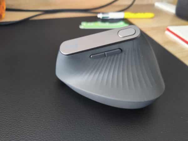 Test Logitech MX Vertical : une souris pas pour les petites mains ...